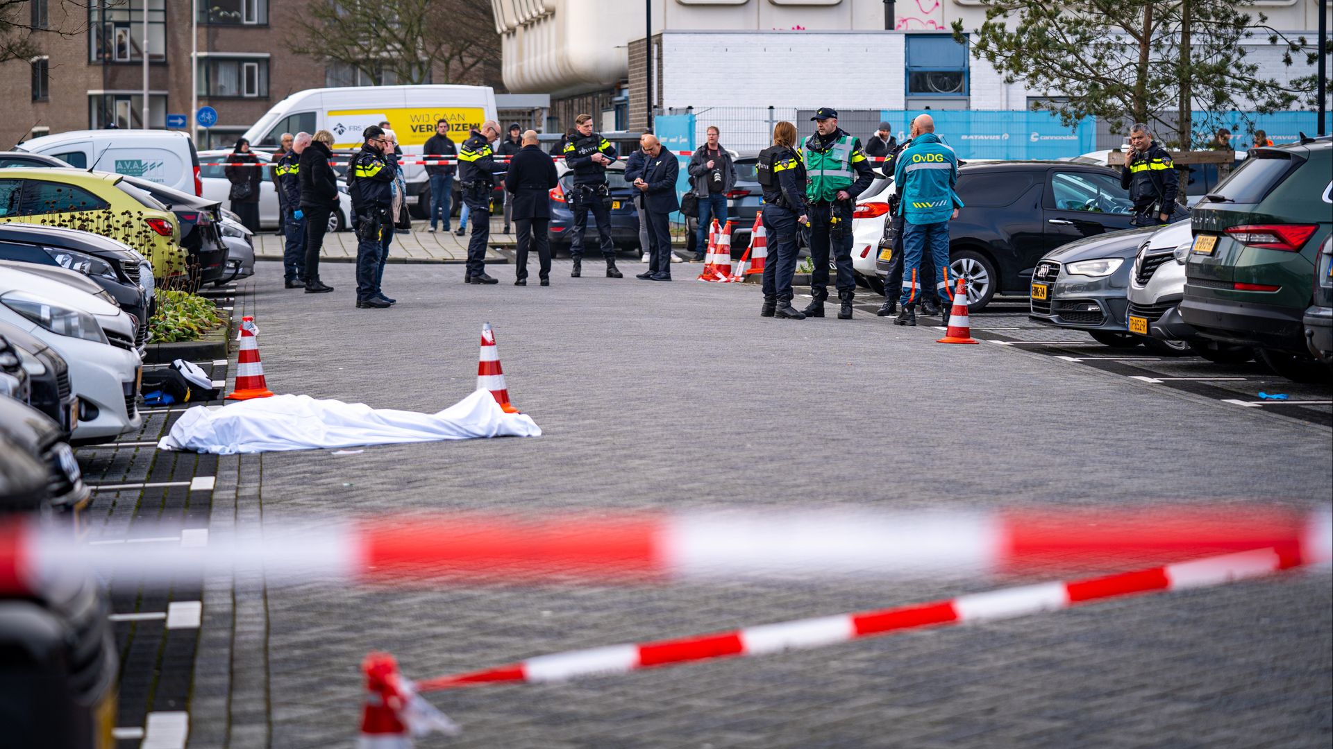 Bloemen bij winkelcentrum na dodelijke schietpartij op parkeerplaats ...