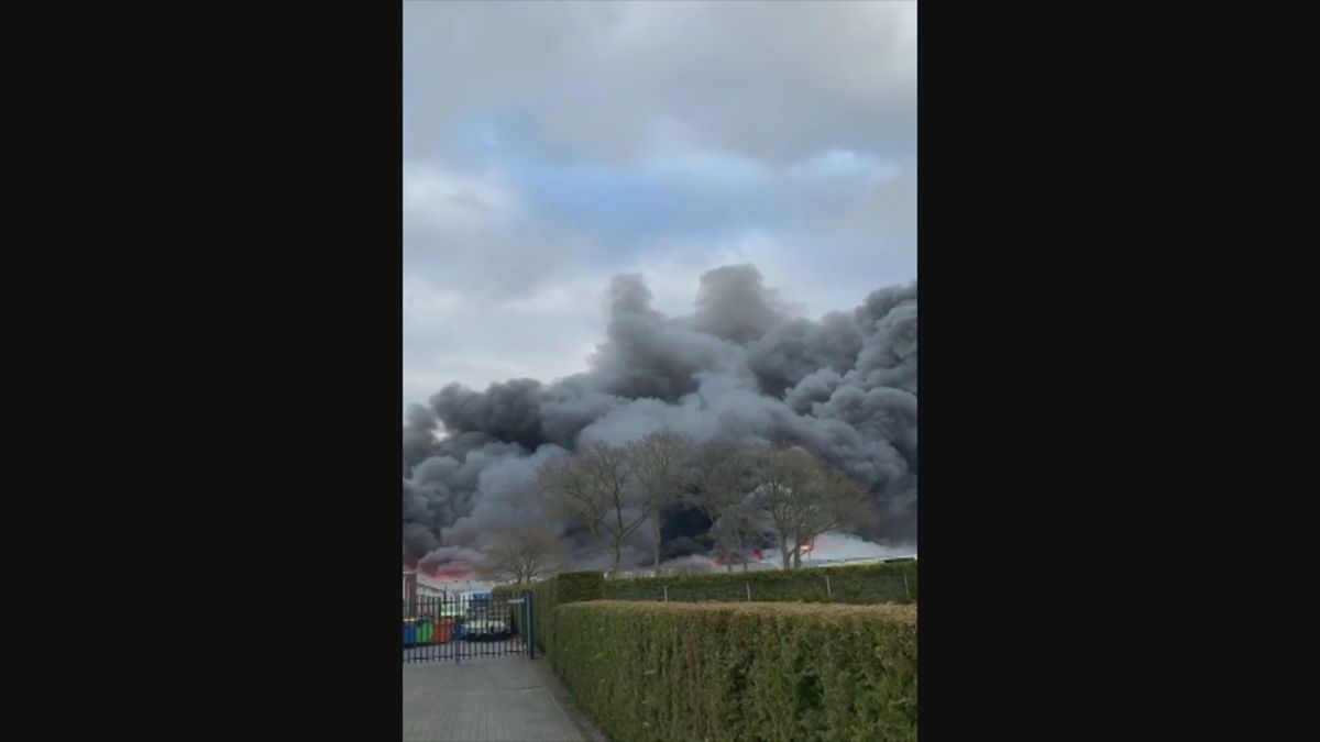 Zwarte rook bij grote brand in Roden - RTV Noord
