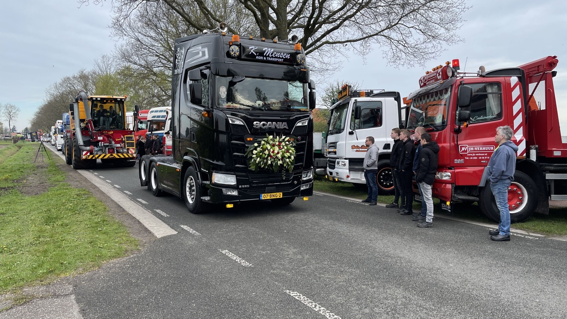 Vrachtwagens, vuurwerk en bloemen: chauffeurs brengen eerbetoon aan ...