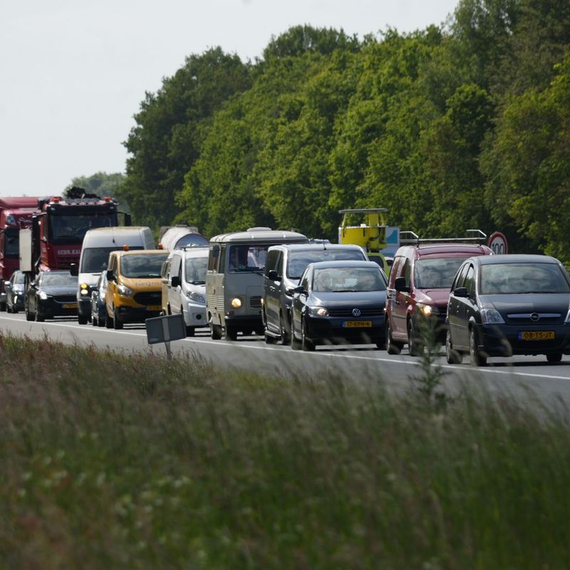 Lange file op A28 door botsing met drie auto's bij de Wijk - RTV Drenthe