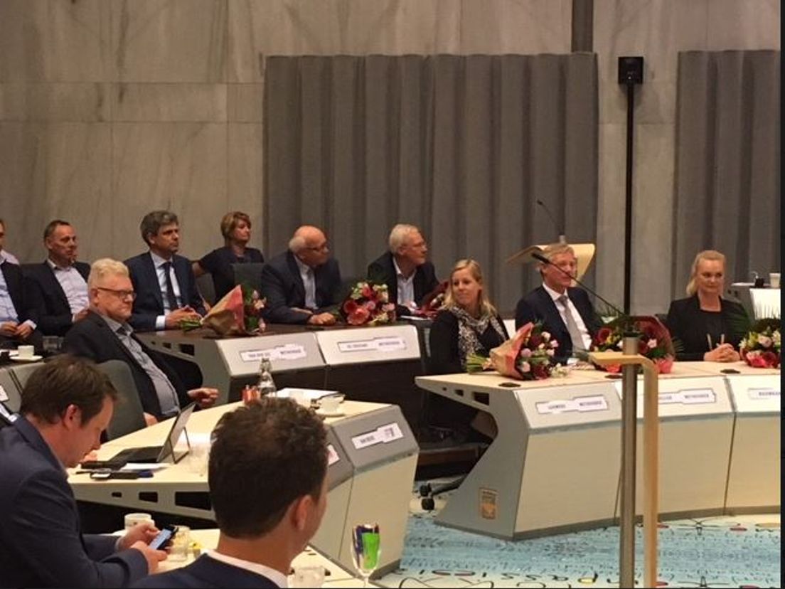 Een bijzondere politieke avond in de Gelderse hoofdstad. Het afscheid van een nieuw college en de installatie van het nieuwe stadsbestuur. De hoofdstad van Gelderland heeft een college met zes nieuwe wethouders. GroenLinks, VVD, D66 en PvdA zijn van plan de komende vier jaar samen de stad te besturen. Het college heeft twee wethouders 'van buiten.'