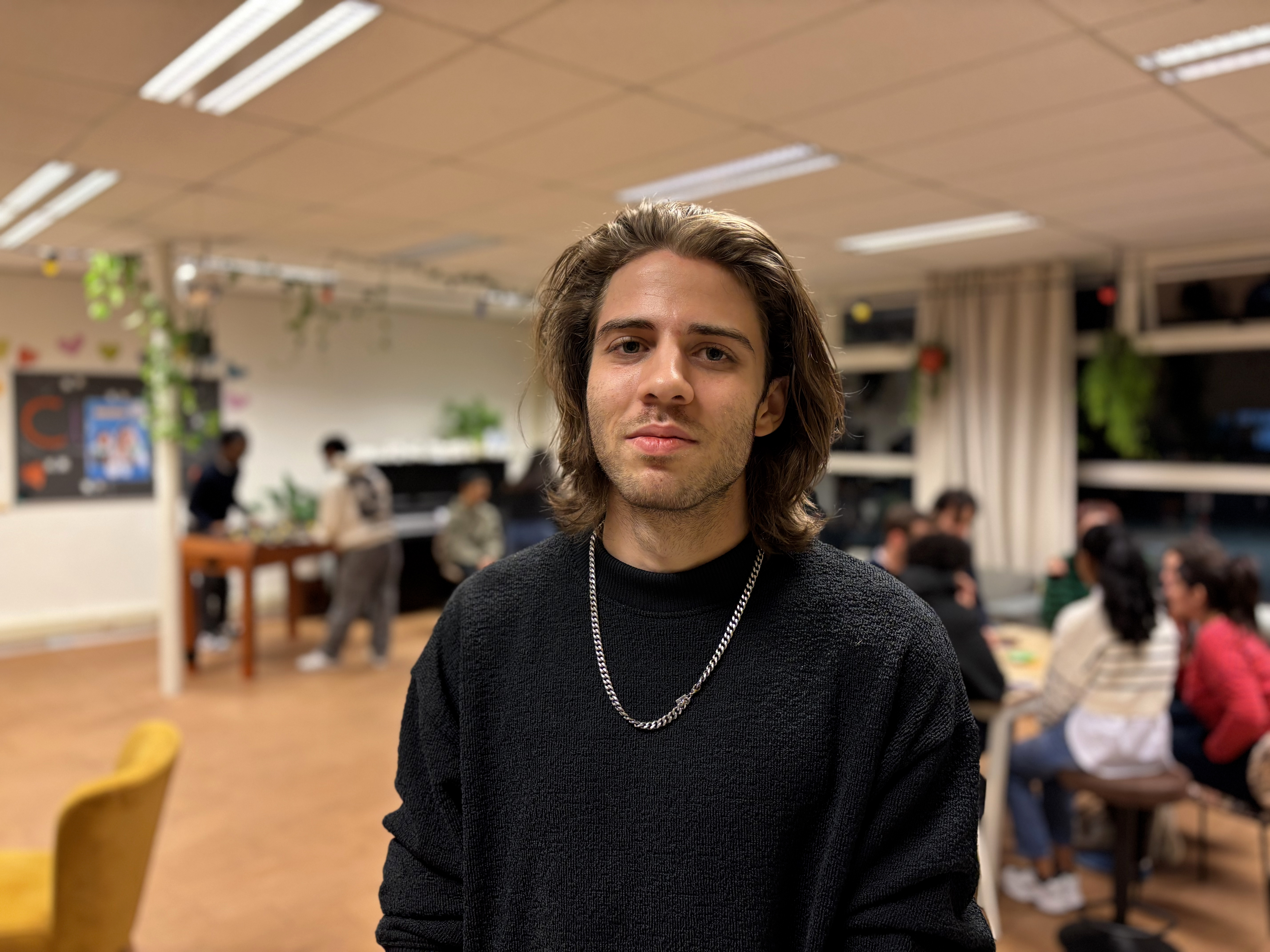 Samen tafelen en leren tijdens iftar; jongeren verbinden nieuwkomers ...