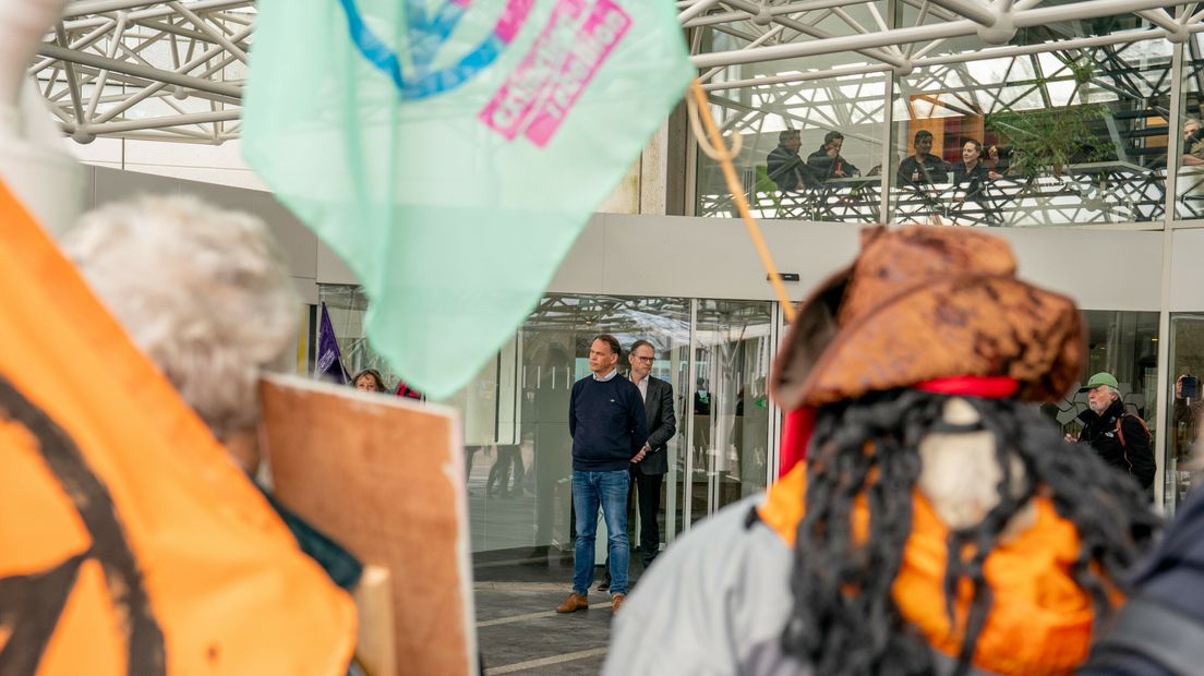 Extinction Rebellion voert actie bij NAM in Assen: 'Ga hier niet mee ...