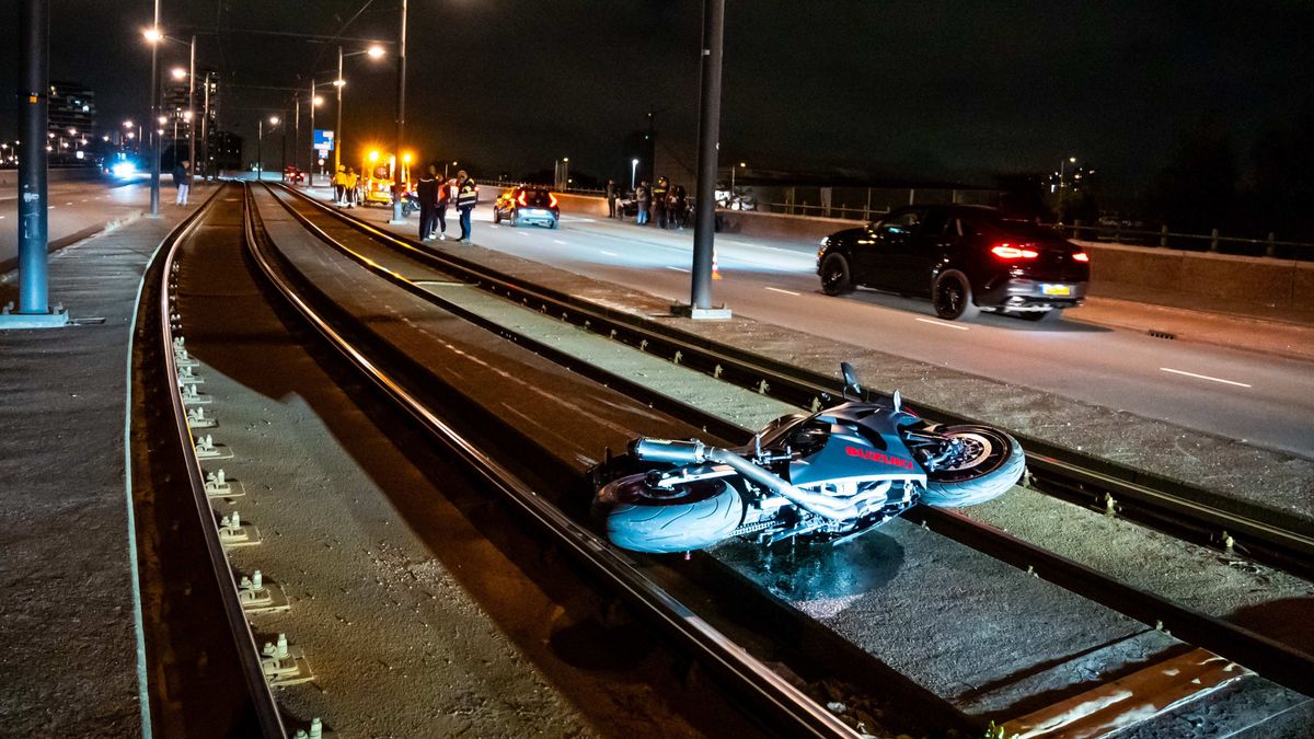 Motorrijder gewond bij eenzijdig ongeval - Rijnmond