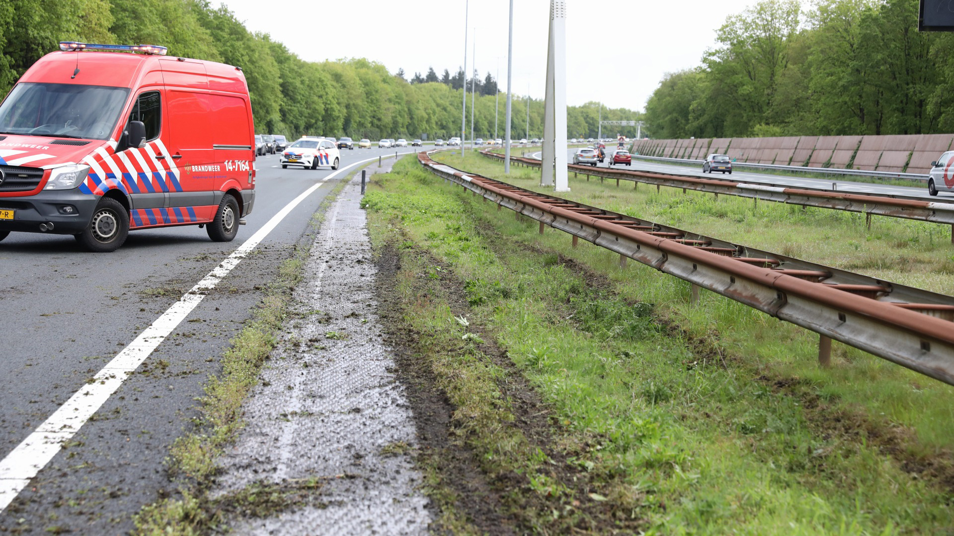 Auto rijdt door berm en eindigt in vangrail op A27 bij Eemnes - RTV Utrecht