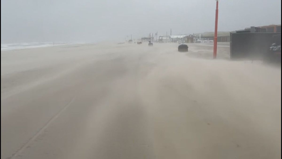 Storm Poly op het strand - Omroep West