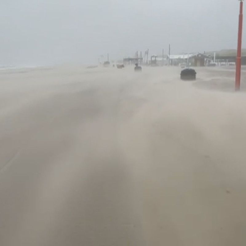 Storm Poly op het strand - Omroep West