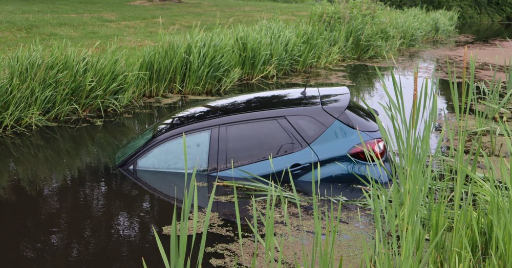 Auto komt in sloot terecht in Ridderkerk - Rijnmond