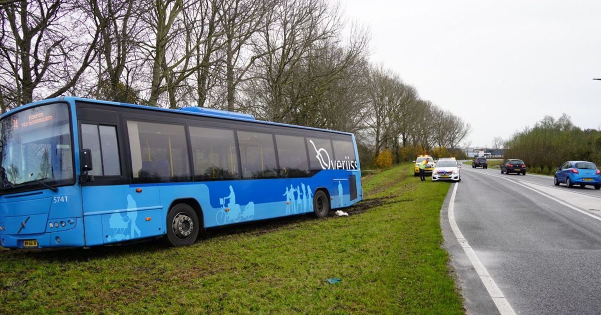 Keren naast de weg niet het beste idee: bus rijdt zich vast in drassige ...