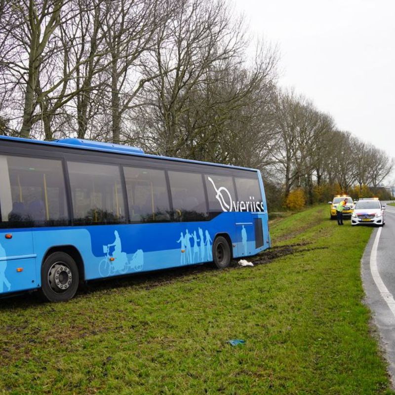 Keren naast de weg niet het beste idee: bus rijdt zich vast in drassige ...