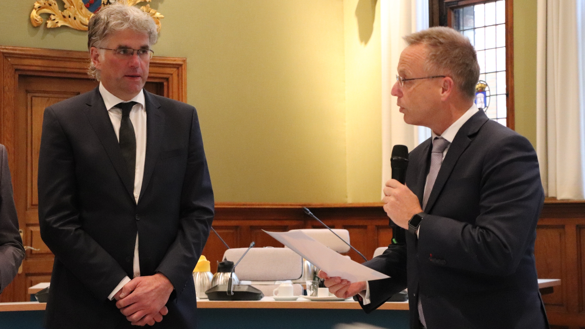 Veelbesproken Emmens kan met een kras op de neus en 18 tegenstemmen aan ...