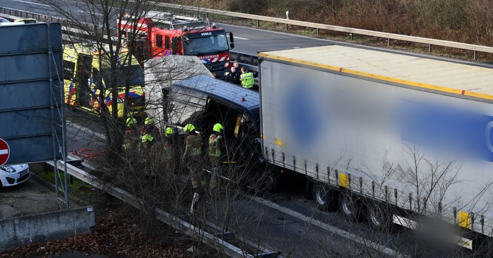 A67 dicht op Duitse grens bij Venlo na vrachtwagenongeval - L1 Nieuws