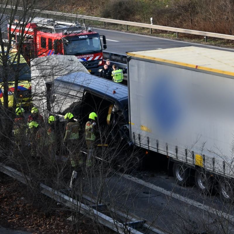 A67 dicht op Duitse grens bij Venlo na vrachtwagenongeval - L1 Nieuws