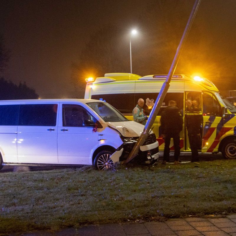 Automobilist botst tegen lantaarnpaal in Emmen - RTV Drenthe