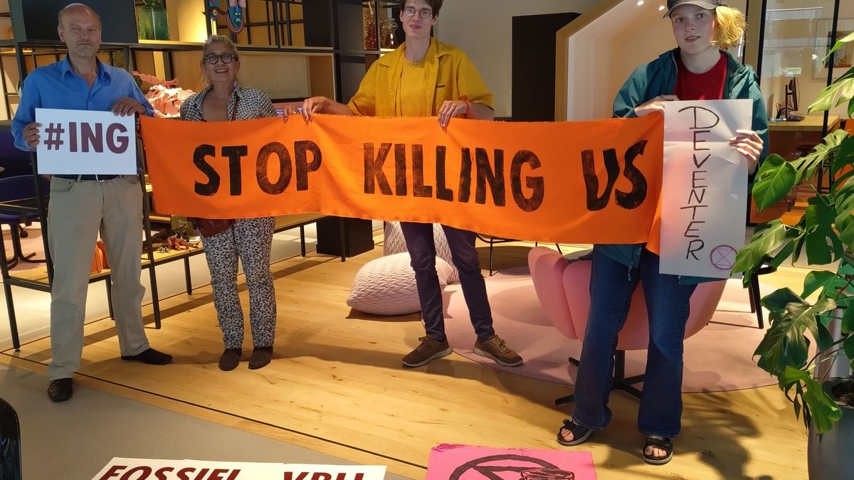 Protest Extinction Rebellion bij ING bank in Deventer en Enschede tegen ...