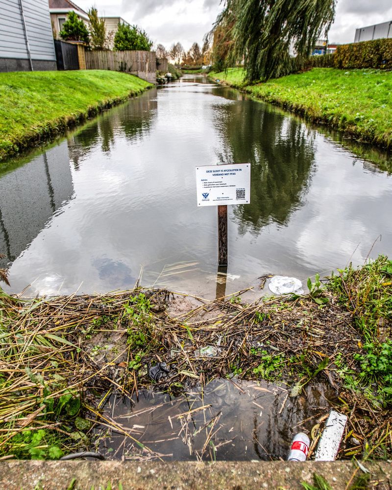 Kankerverwekkende stoffen in sloot veroorzaakt door brandblusbedrijf ...