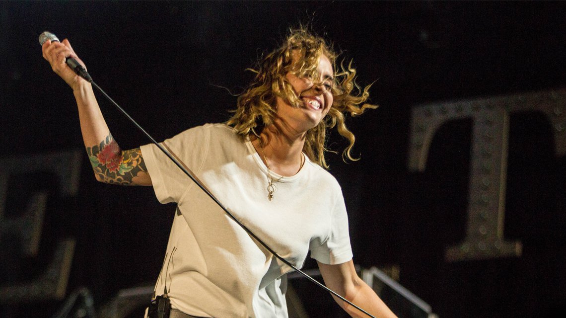 Nagenieten: Anouk rockt op bomvol Scheveningse strand - Omroep West