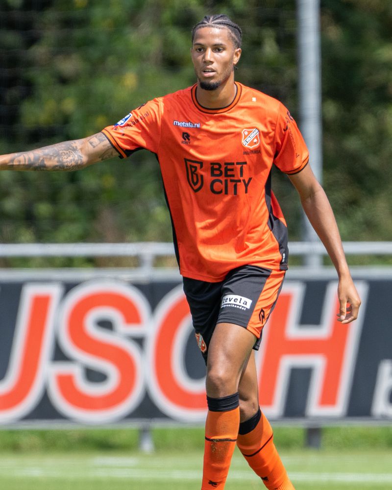 Xavier Mbuyamba hoopt mét defibrillator op snelle rentree - L1 Nieuws