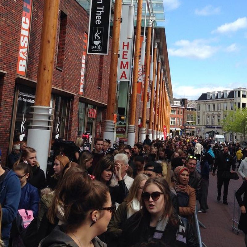 Primark Groningen opent haar deuren; mensen staan uren in de rij - RTV ...