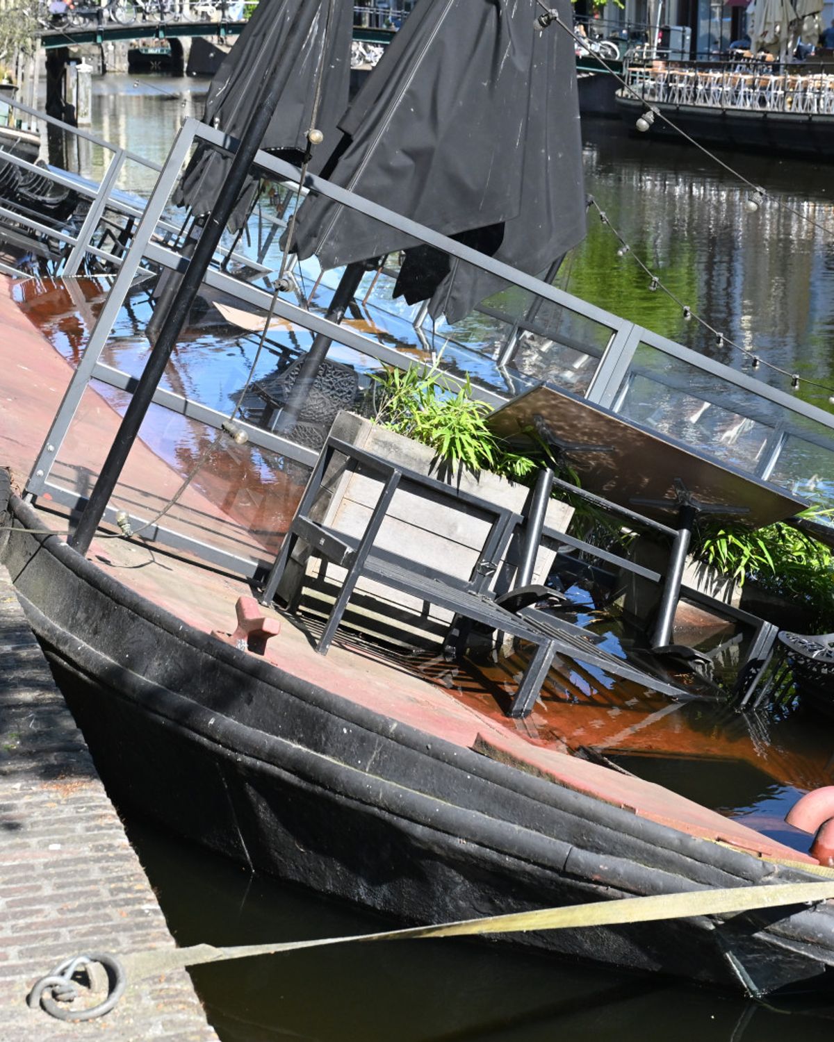 Terrasboot gezonken in gracht - Omroep West