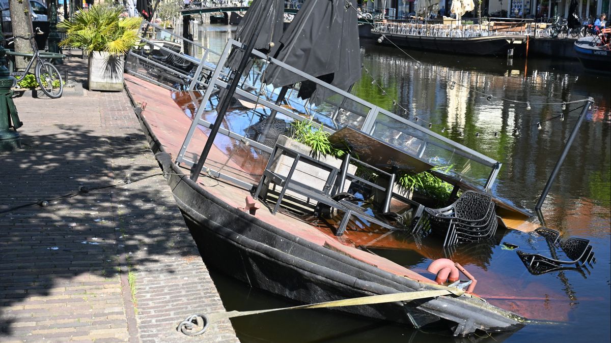 Terrasboot gezonken in gracht - Omroep West