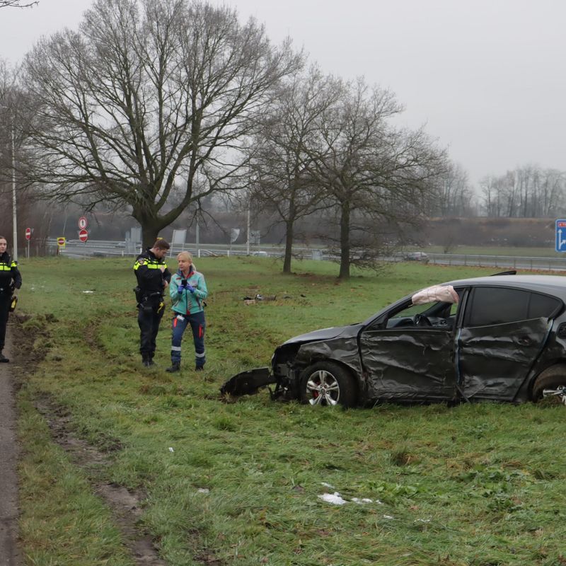 Auto vliegt uit de bocht op afrit A79 en schampt twee bomen - L1 Nieuws