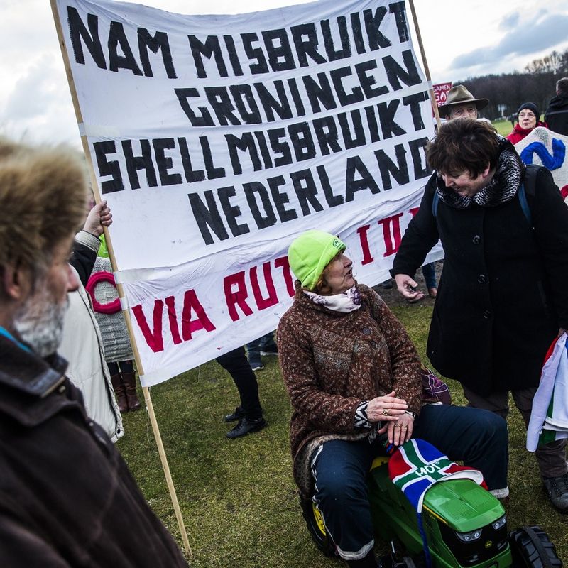 Bus vanaf Groningen richting Den Haag voor demonstratie Shell - RTV Noord