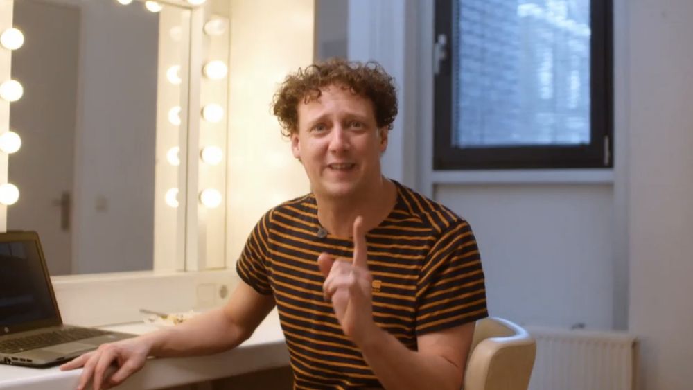 Cabaretier Jochem Myjer in pyjama bij theater voor mensen met ...