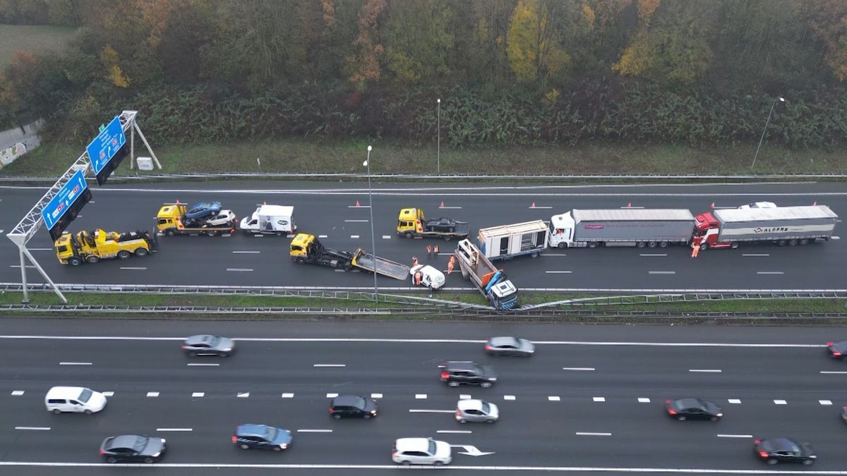 A27 bij Utrecht weer open na kettingbotsing met drie vrachtwagens en vijf auto's - RTV Utrecht