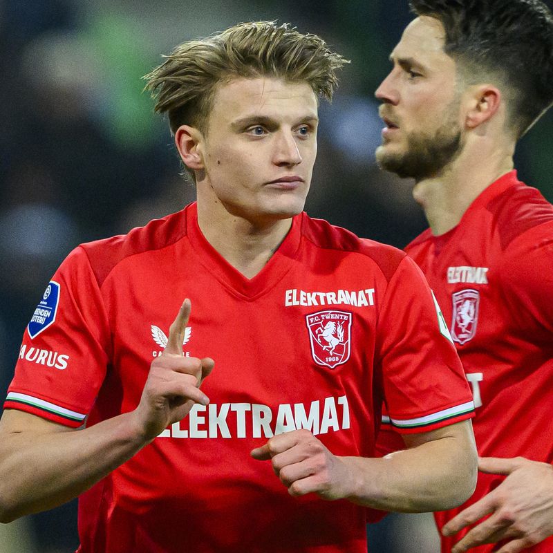 FC Twente en Feyenoord bevestigen transfer Steijn: middenvelder tekent tot 2029 in De Kuip - Oost