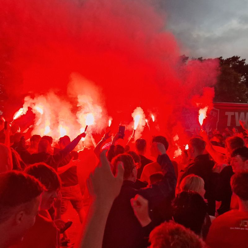 Spelersbus FC Twente massaal onthaald door supporters na behalen voorronde Champions League - Oost