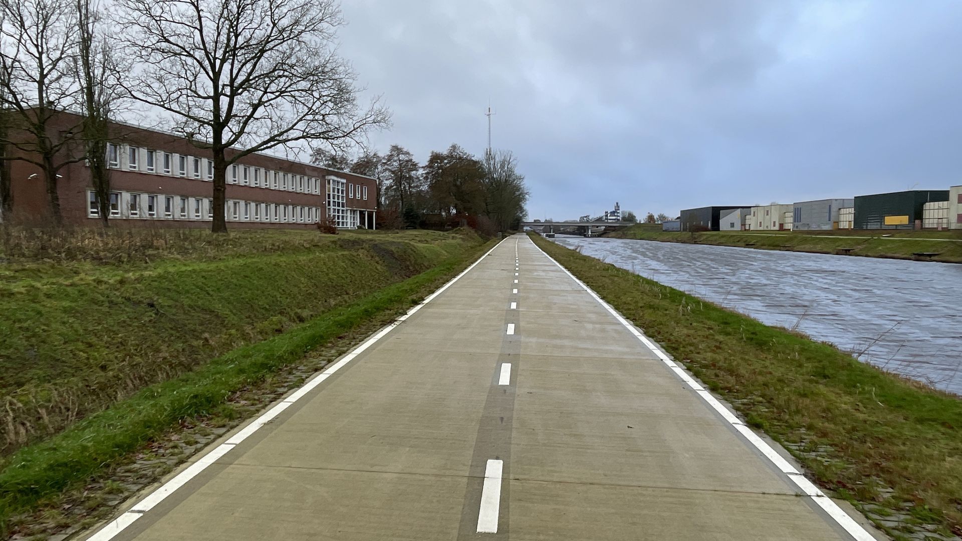 Hoofdbrekens voor Assen over laatste stuk fietssnelweg naar stad - RTV ...