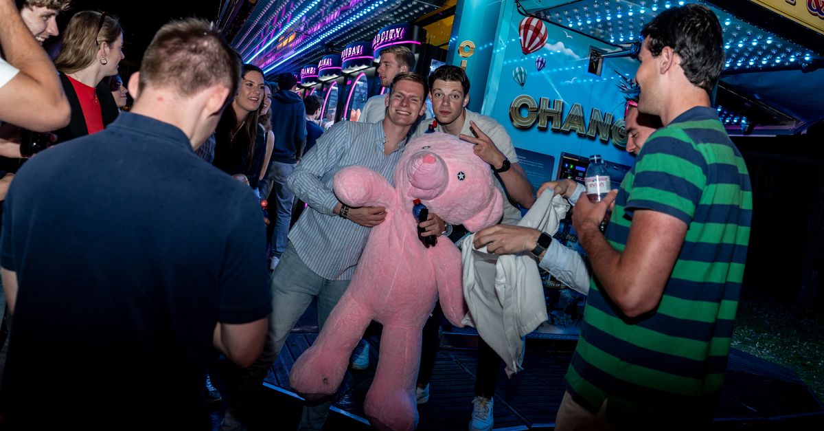 In beeld: TT-nacht 'gezellig en goed' verlopen, 2 aanhoudingen voor ...