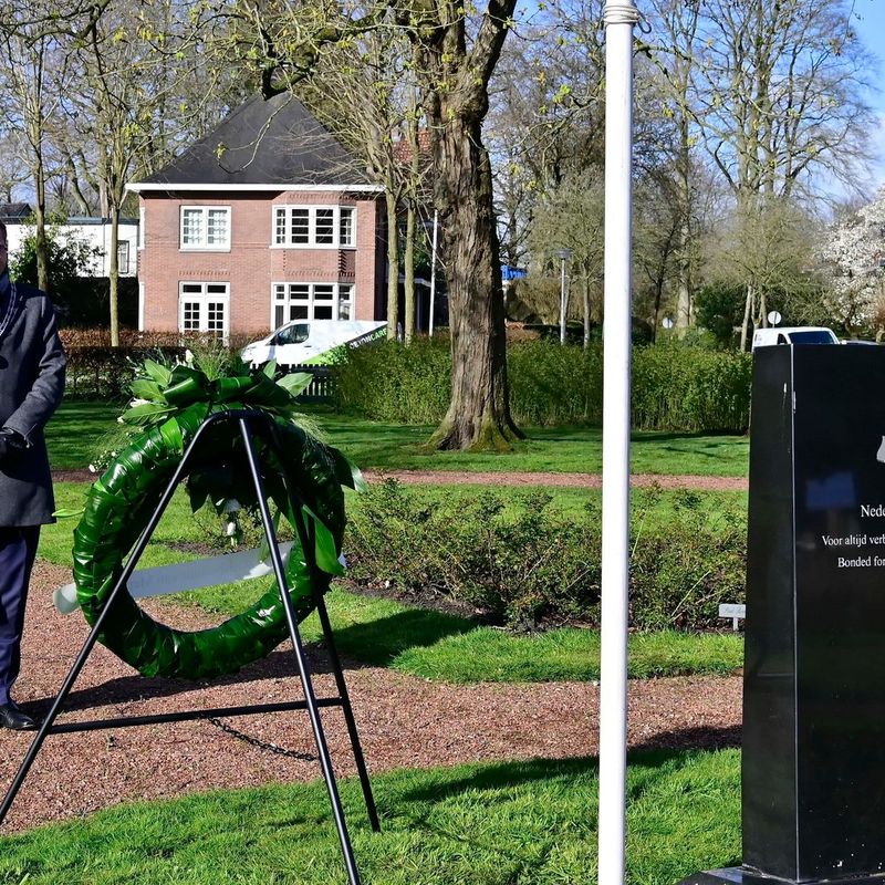 Burgemeester Meppel eert bevrijding en onthult nieuw monument - RTV Drenthe