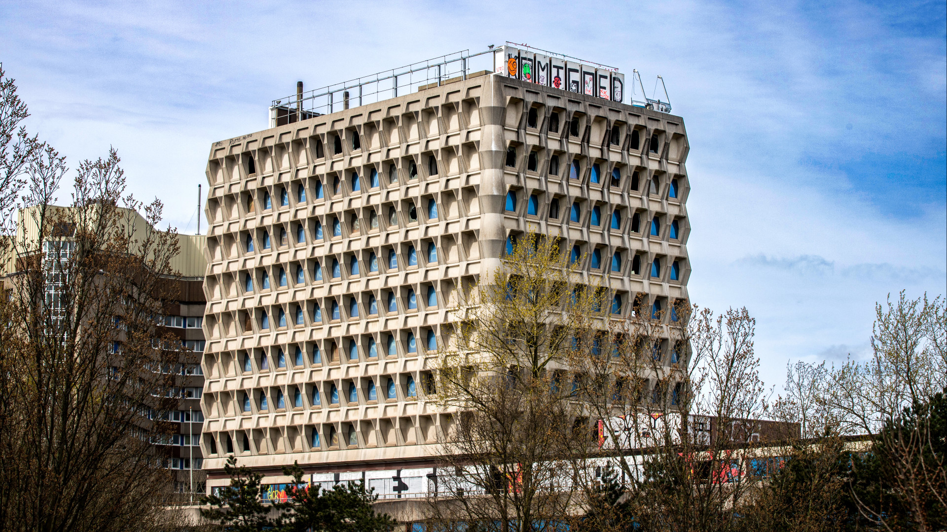 Ruim 1200 woningen in twee kenmerkende gebouwen die al 16 en 20 jaar ...