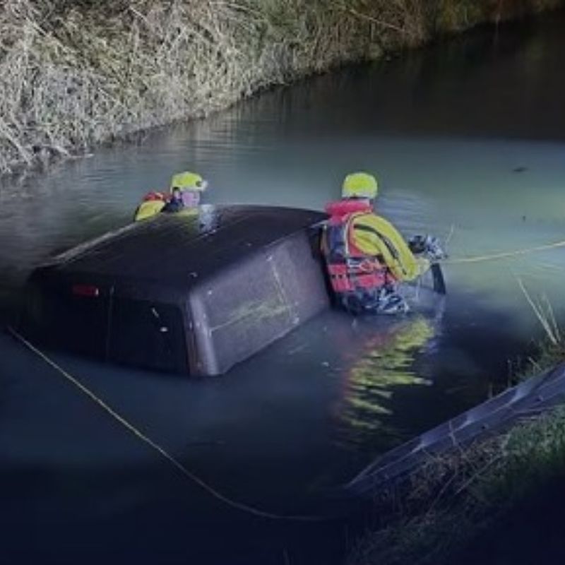Auto rijdt water in, bestuurder spoorloos - Rijnmond