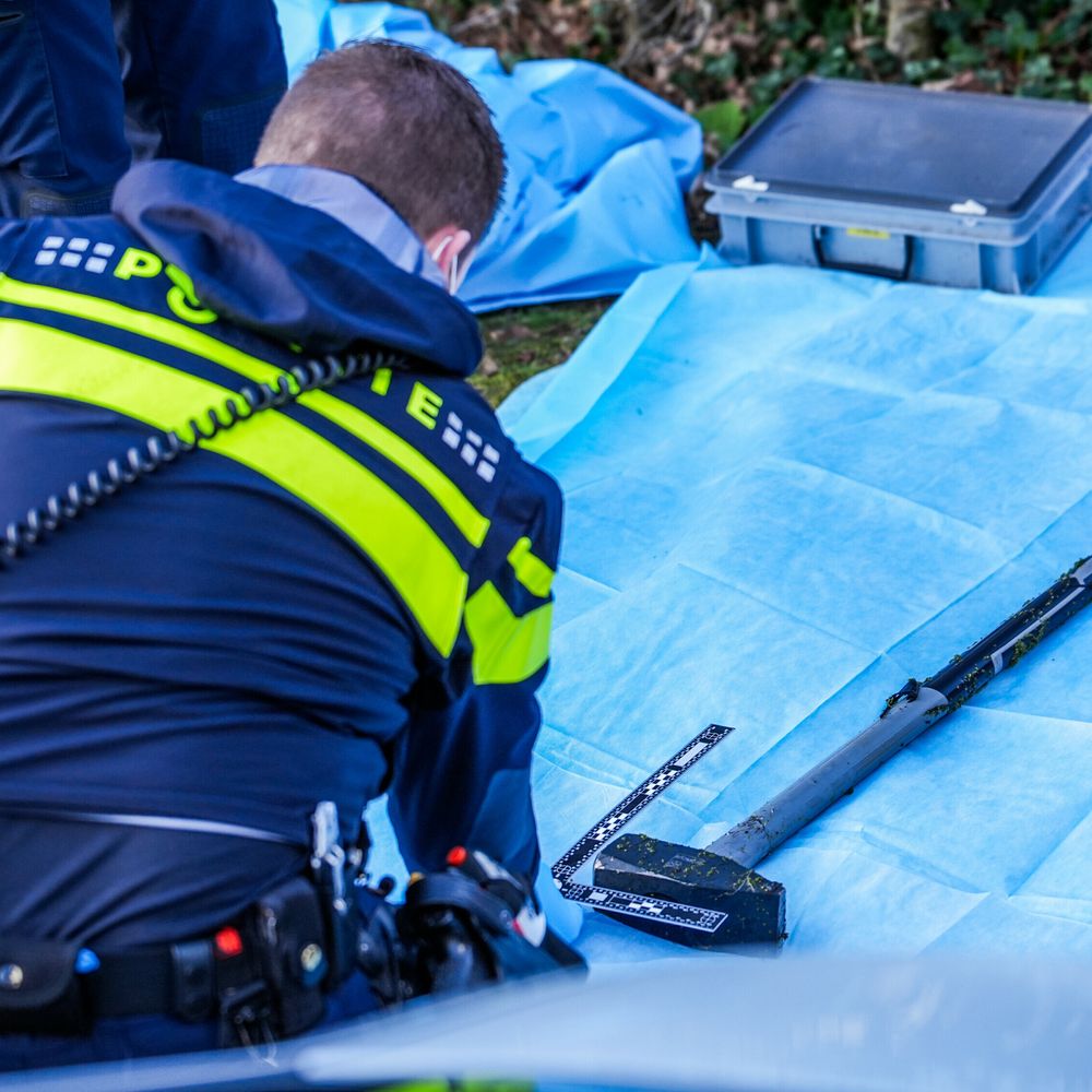 Daders kunstroof gooiden na diefstal mogelijk lange hamer in sloot ...