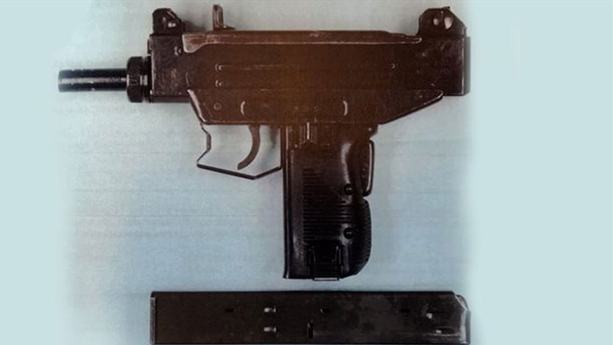 Celstraf voor 'wapenwinkel' in huis: micro-uzi, pistolen en 150 ...