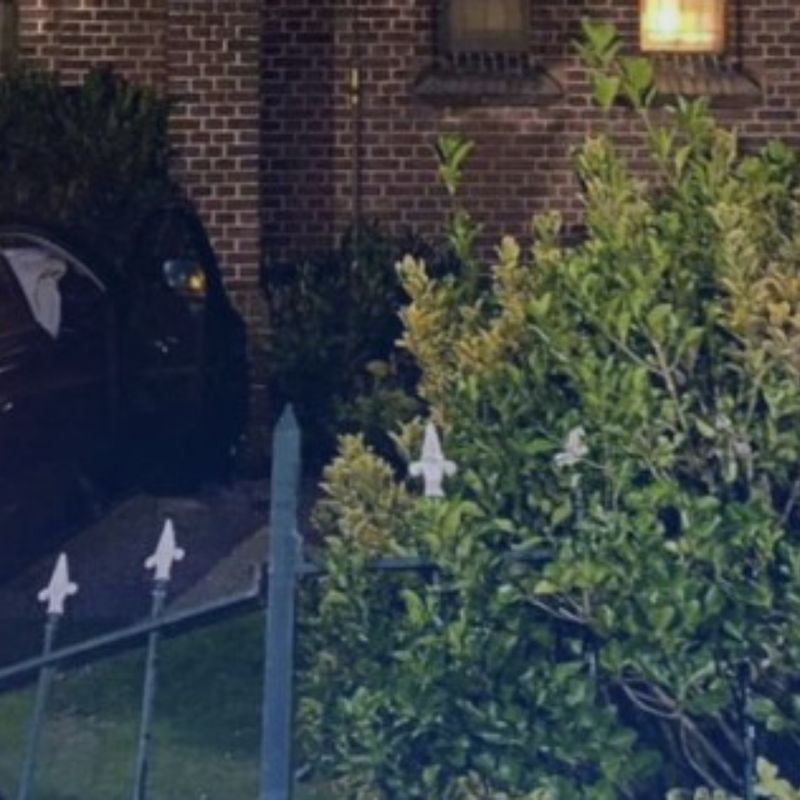 Auto rijdt door hek kerk in - Rijnmond