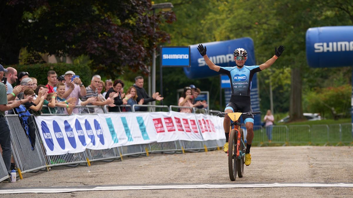 Milan Vader maakt hattrick compleet bij NK mountainbike - Omroep Zeeland