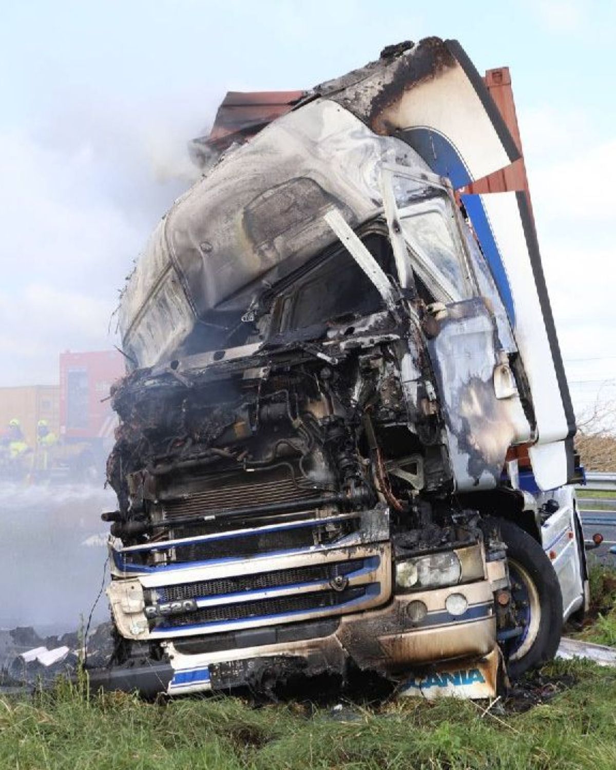 Weg weer deels open na zwaar ongeval op A15, vrachtwagen in brand - Omroep Gelderland