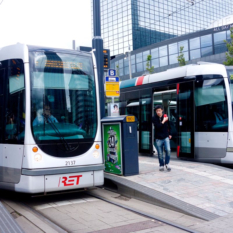 Is het rode licht met ‘tram’ een verplicht stoplicht of een ...