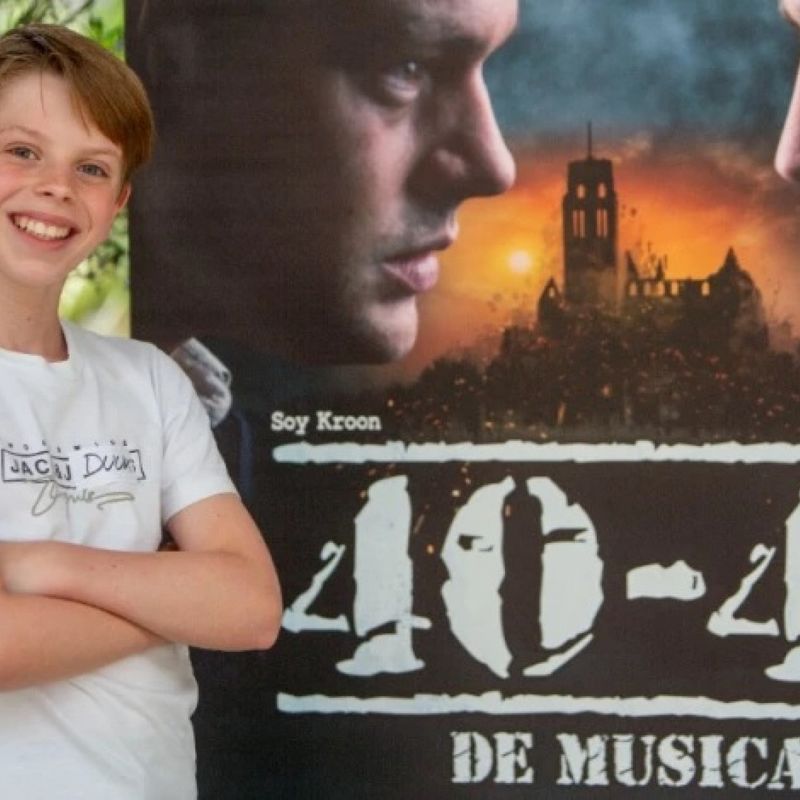 Duuk (12) schittert in oorlogsmusical: 'Of mijn beugel eruit kon, dat ...