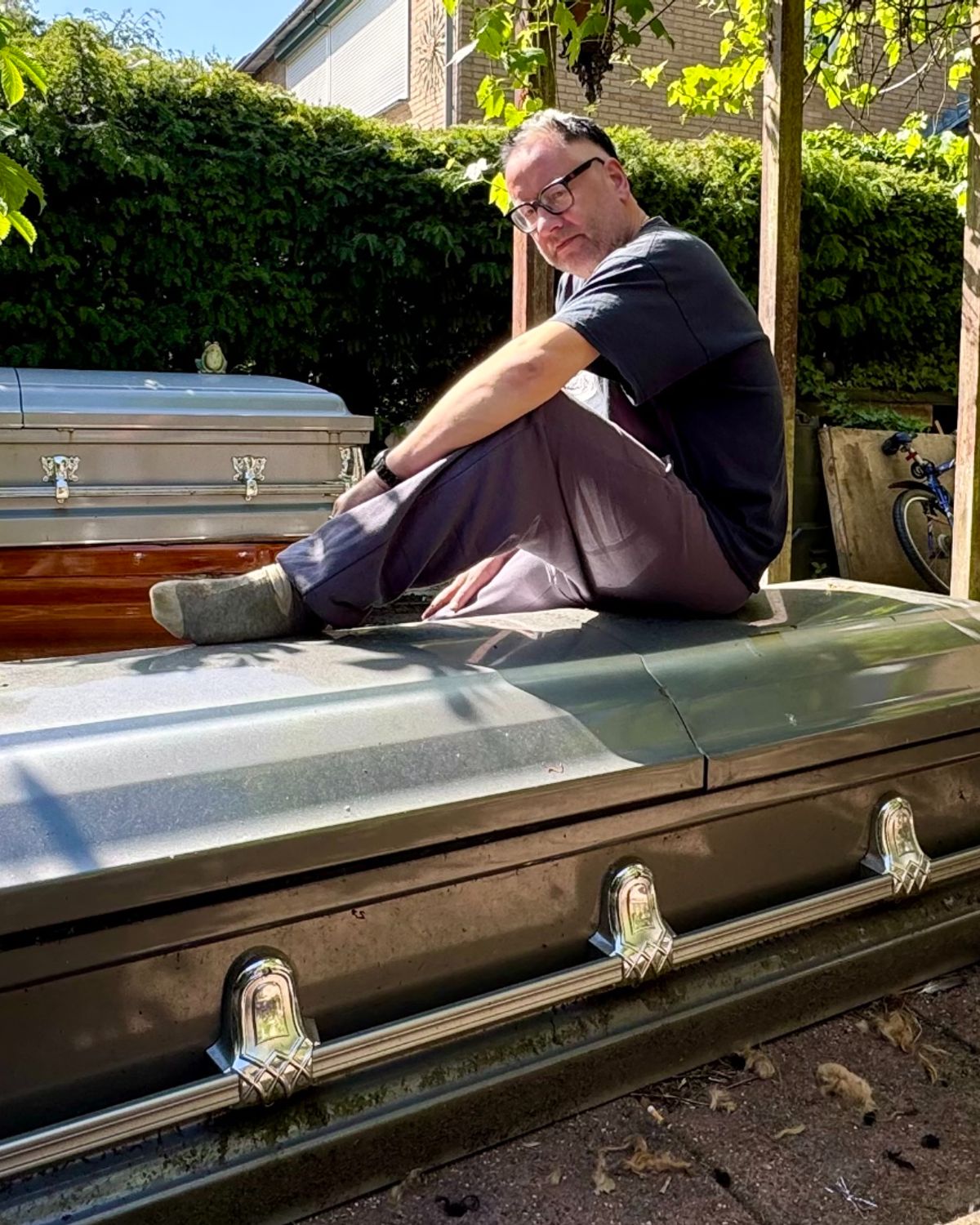 Tuin met drie doodskisten: patholoog Frank van de Goot is geïntrigeerd ...