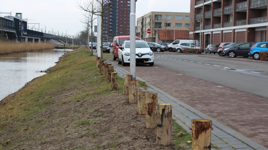 Paaltjes langs parkeerplek zodat auto's niet meer in de sloot rollen ...