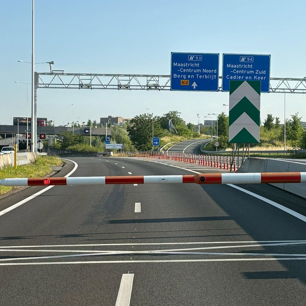 File op A2 bij Maastricht vanwege brandende aanhangwagen, tunnel weer ...