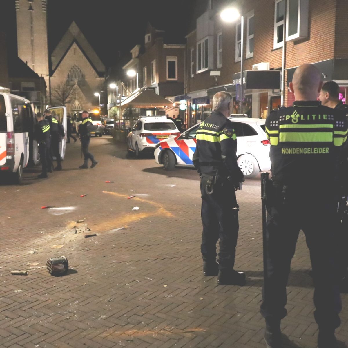 Agenten bekogeld met vuurwerk, cafébezoekers moeten vertrekken - Omroep West