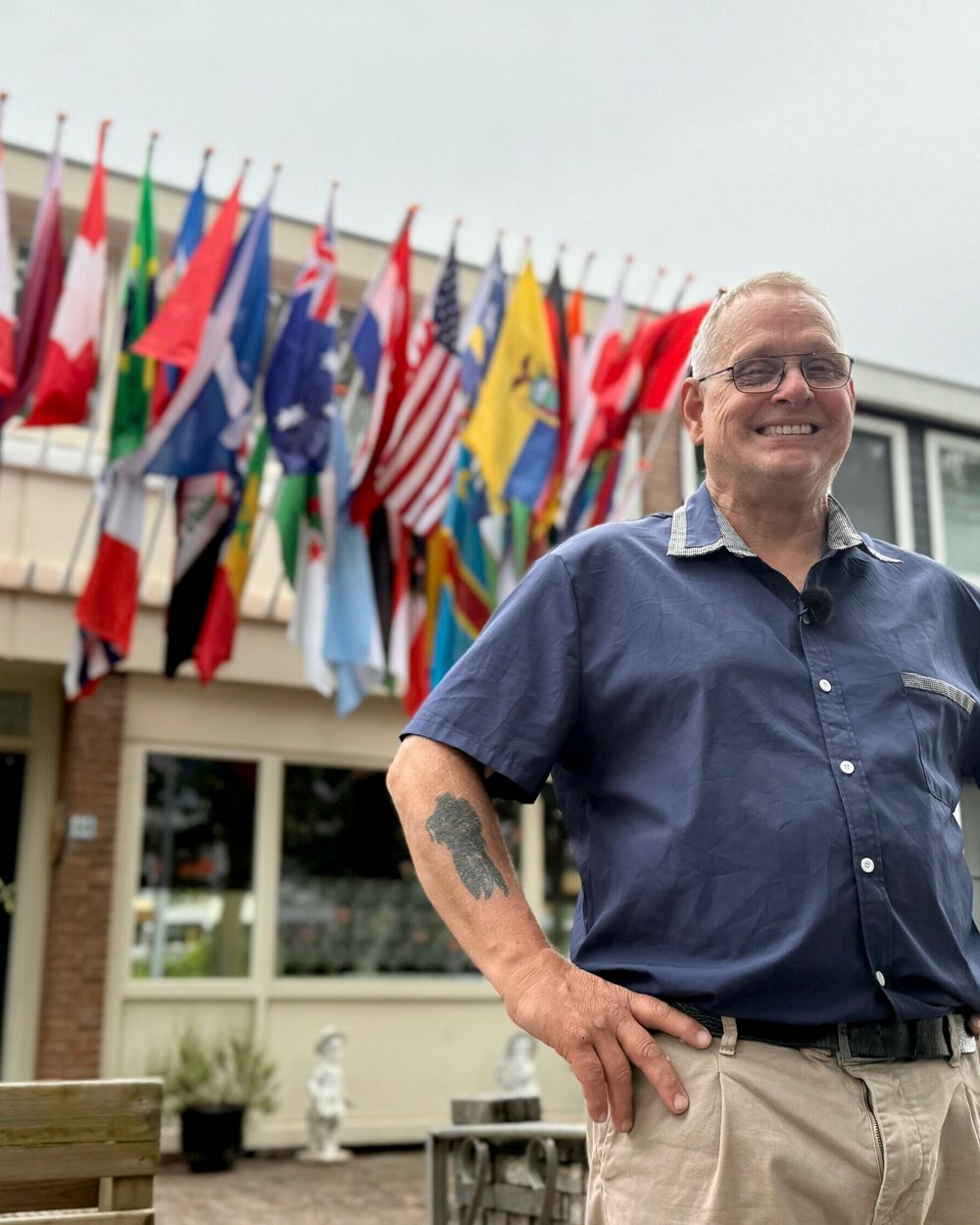 'Dan moeten ze beter leren voetballen': Emmenaar hangt vlaggen van alle ...