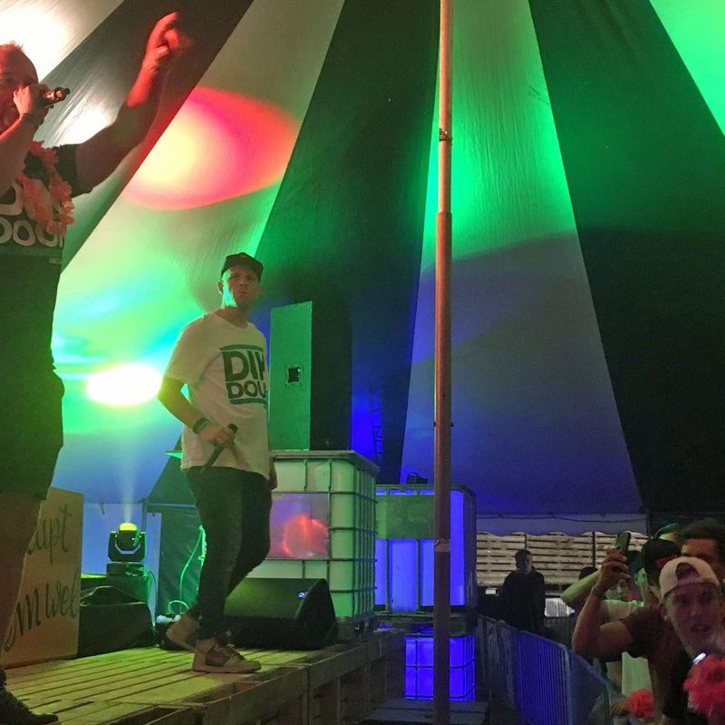 Rapper Wat Aans wordt bekogeld met steen tijdens optreden - RTV Noord