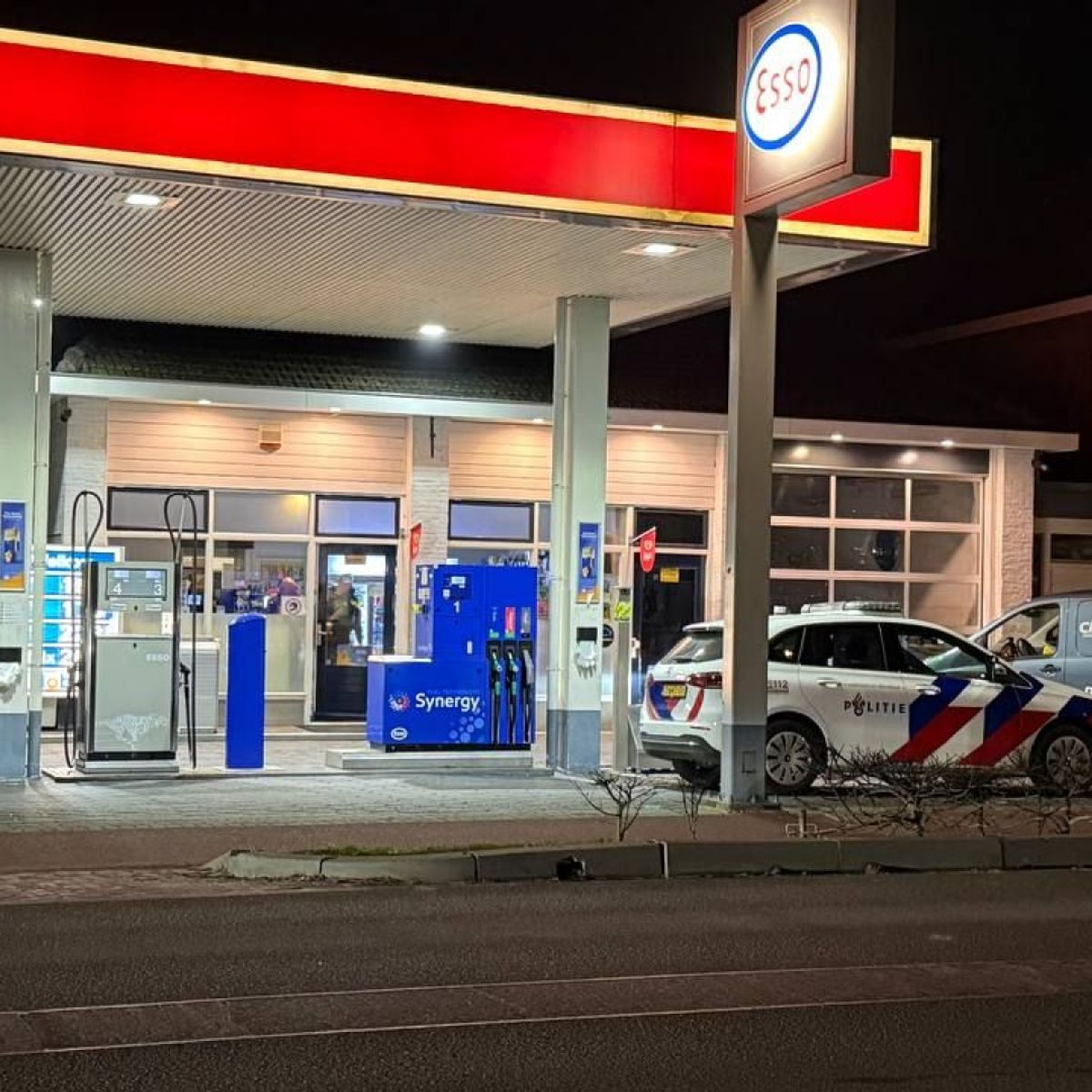 Tankstation overvallen • verbindingsweg A15 dicht - Omroep Gelderland